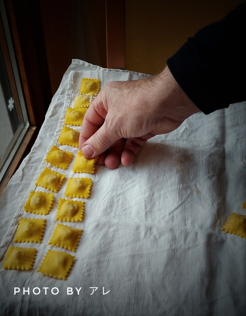 Raviolini fatti in casa ripieni di cappone, come adoro queste cose ...